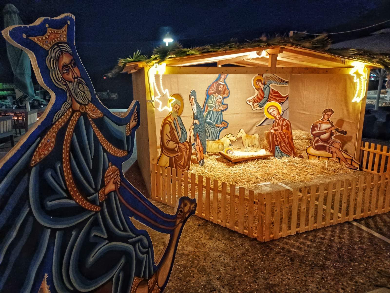 Γοητεύει η στολισμένη Μονεμβασιά (ΦΩΤΟ)