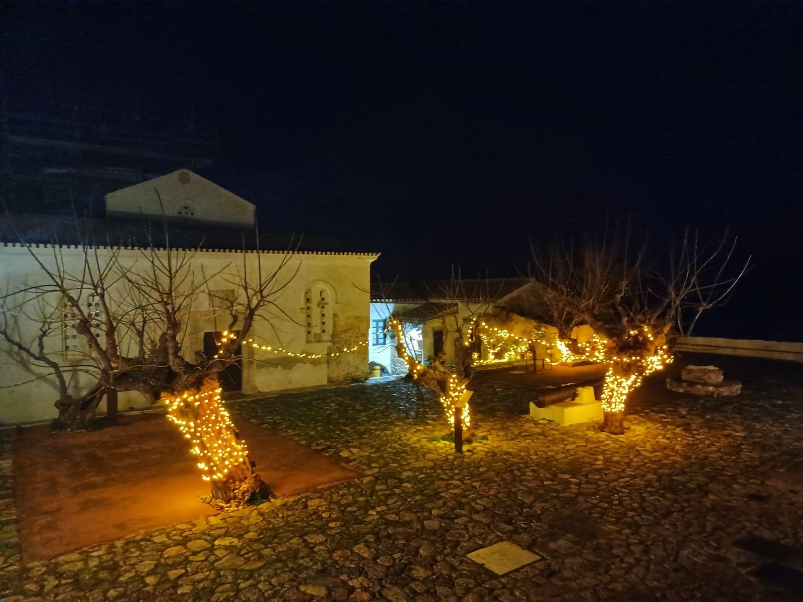 Γοητεύει η στολισμένη Μονεμβασιά (ΦΩΤΟ)
