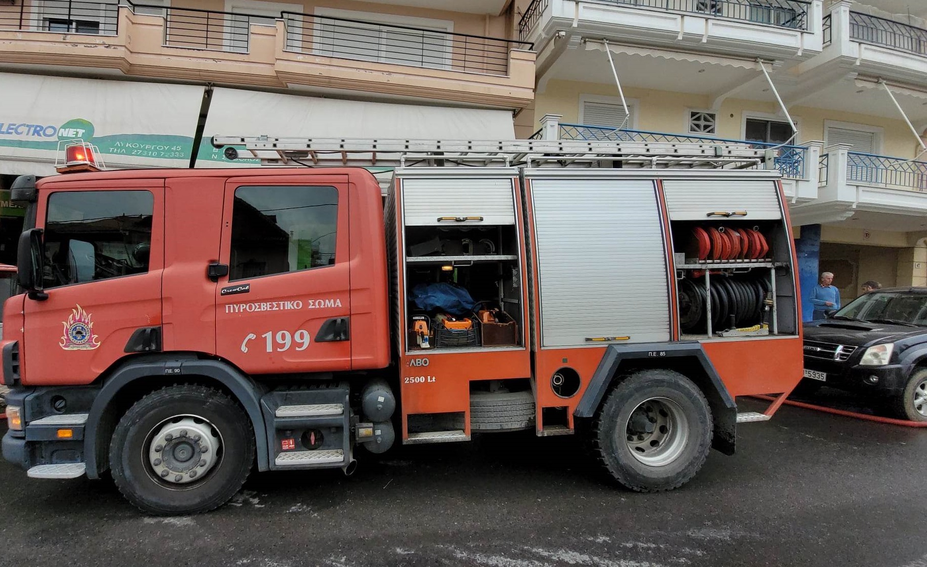 Φωτιά σε εξωτερικό χώρο πολυκατοικίας στη Σπάρτη