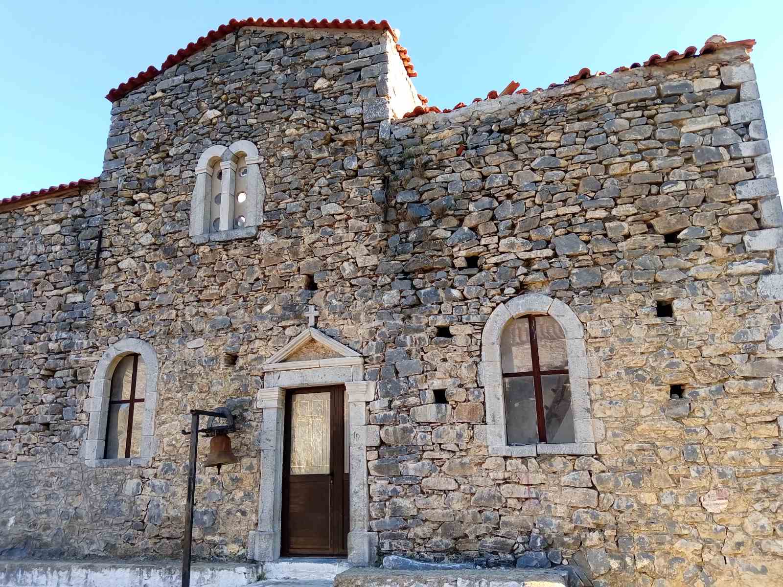 Καταρρέει παραμελημένος ο ΙΝ Κωνσταντίνου & Ελένης στον Πολυάραβο