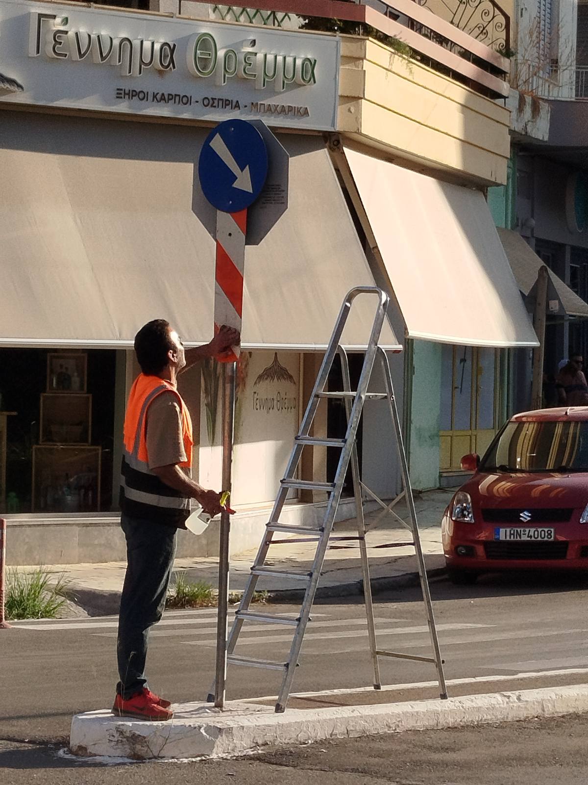 Καθαρισμός κι αλλαγή πινακίδων οδικής σήμανσης στη Σπάρτη
