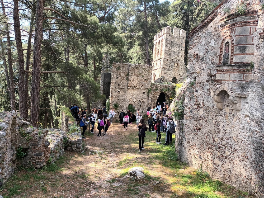 «Οπτικοποιώντας την Ιστορία και τη Λογοτεχνία: Ο Μυστράς με τη ματιά ...