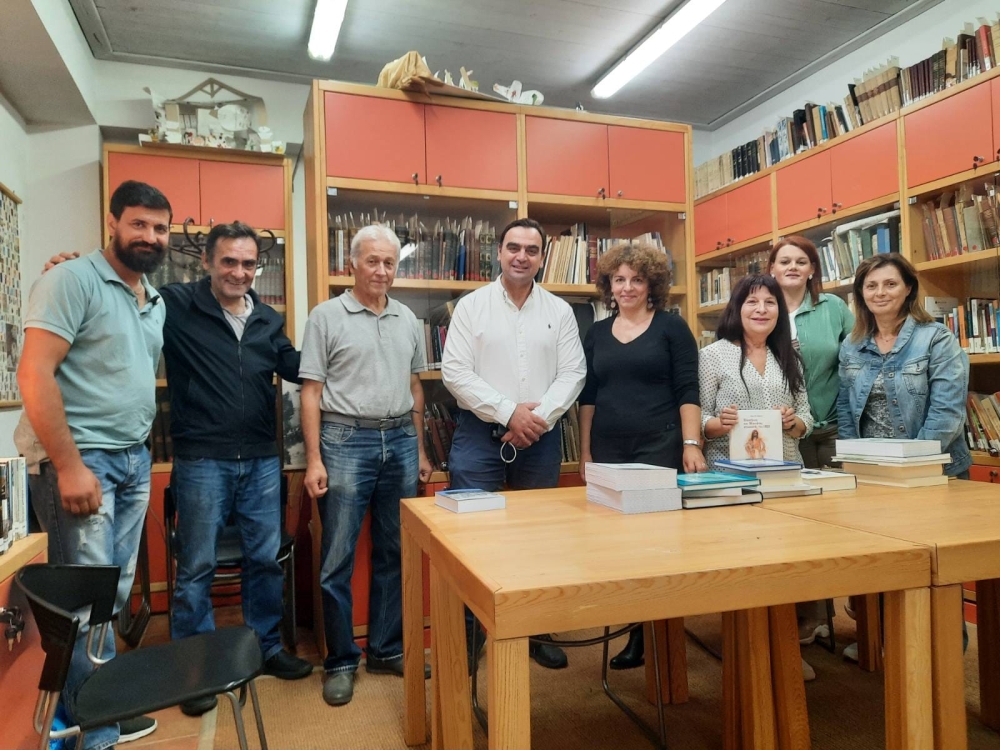 Δωρεά βιβλίων στη Βιβλιοθήκη Γερονθρών