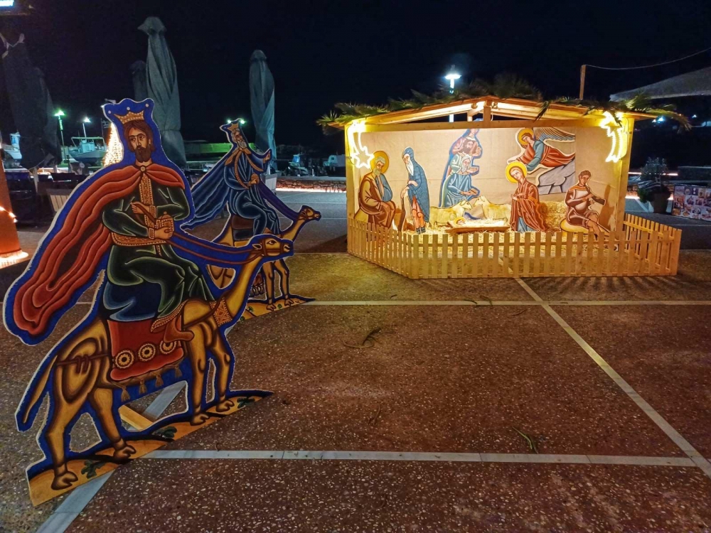 Γοητεύει η στολισμένη Μονεμβασιά (ΦΩΤΟ)